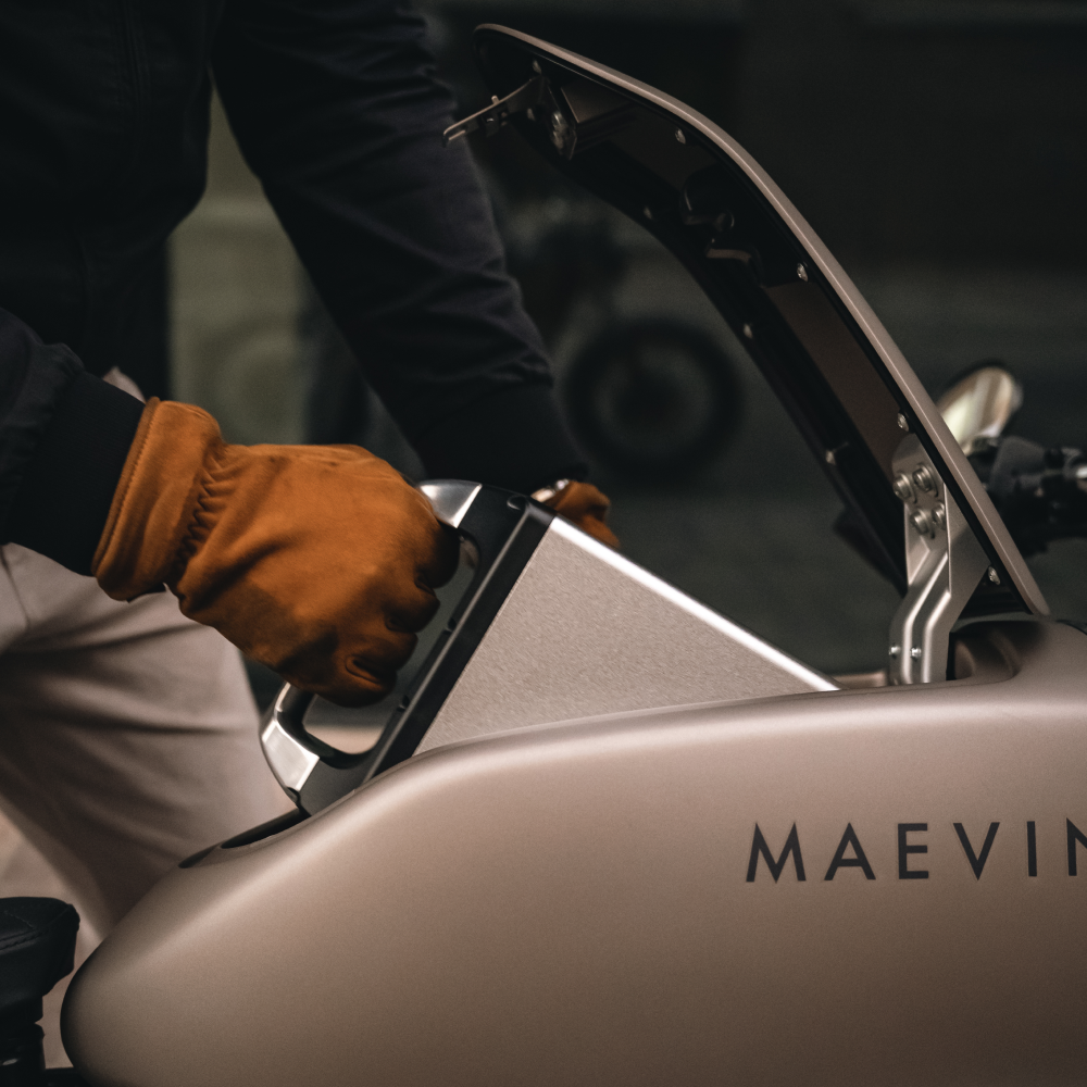 How do I charge the Maeving RM1?